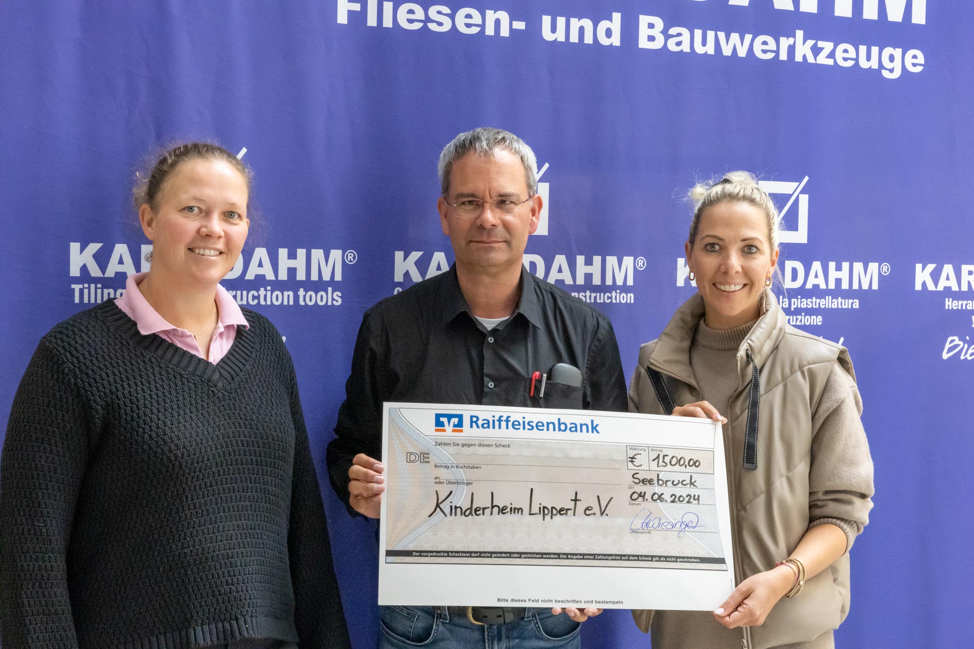 KARL DAHM überreicht Scheck in Höhe von 1.500 € an Kinderheim Lippert e ...